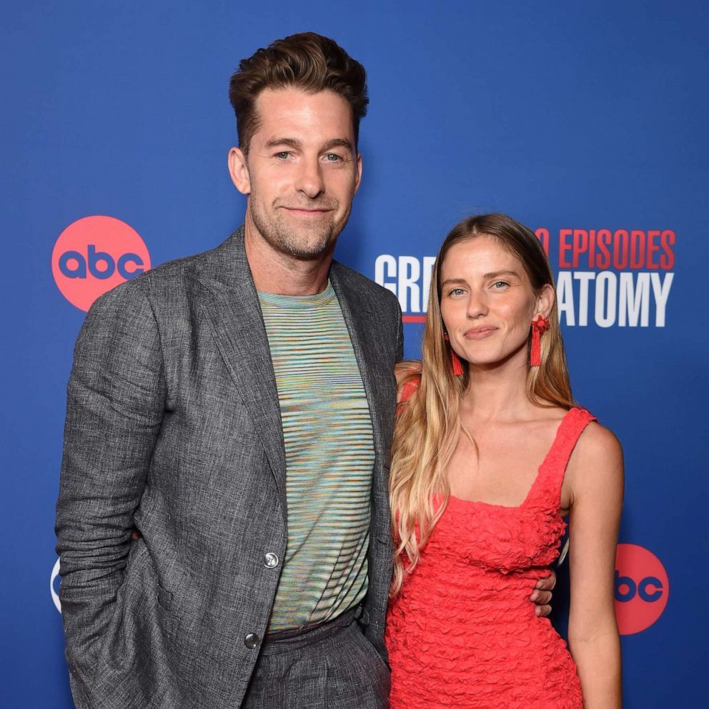 Actor Scott Speedman Pops the Question to Girlfriend Lindsay Rae ...